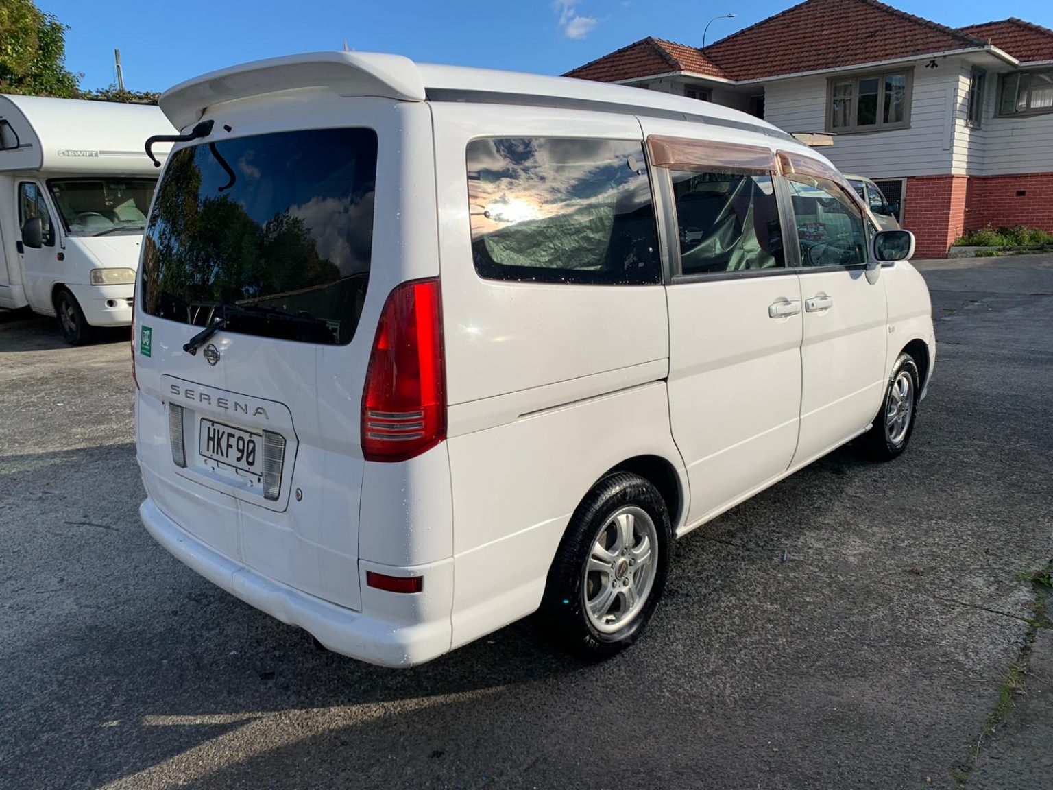 Nissan Serena 2000 Self-Contained | Travel Cars New Zealand